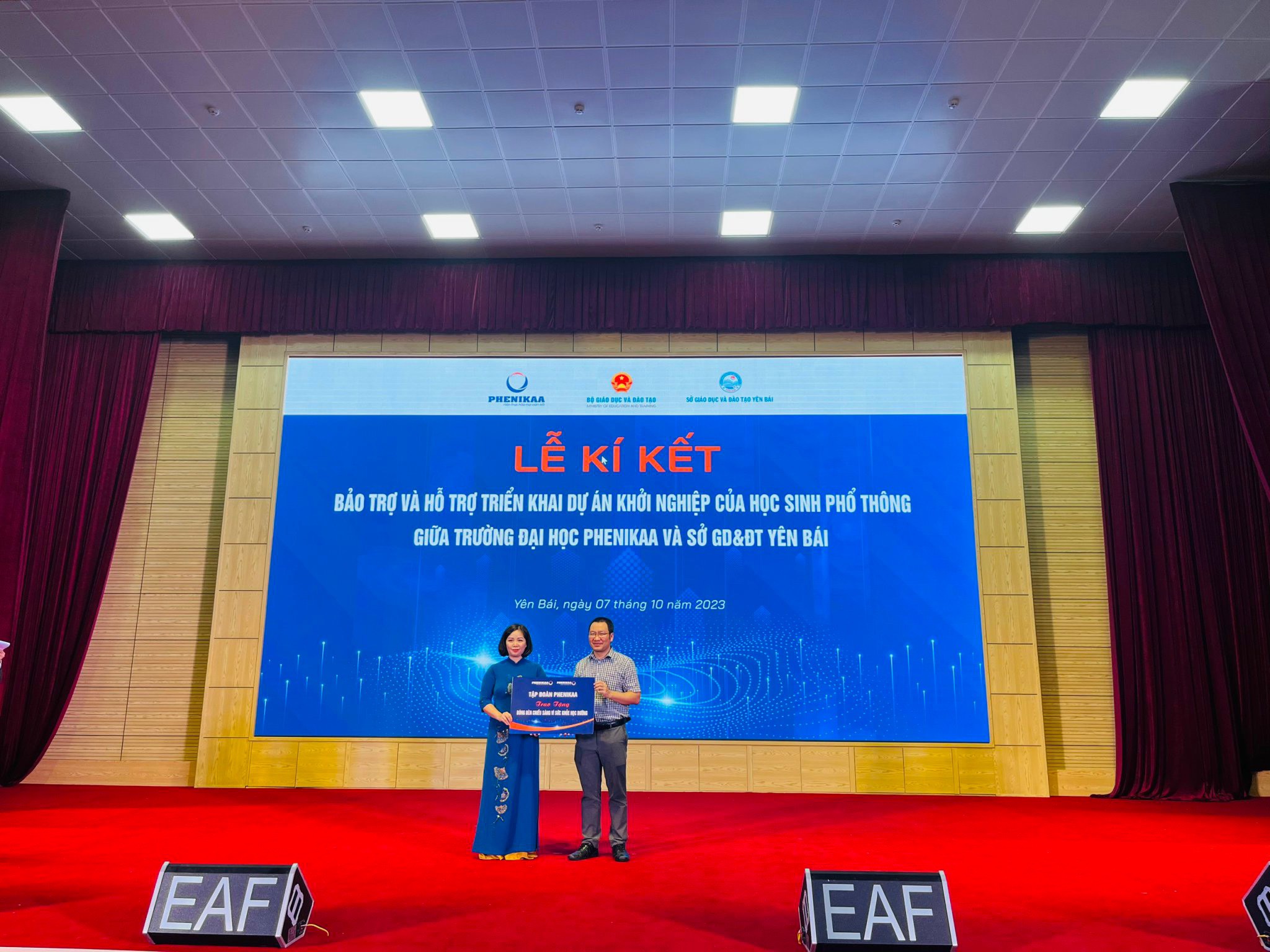 Tập đoàn Phenikaa trao tặng hơn 4.100 bóng đèn vì sức khỏe học đường cho các Trường Phổ thông ...